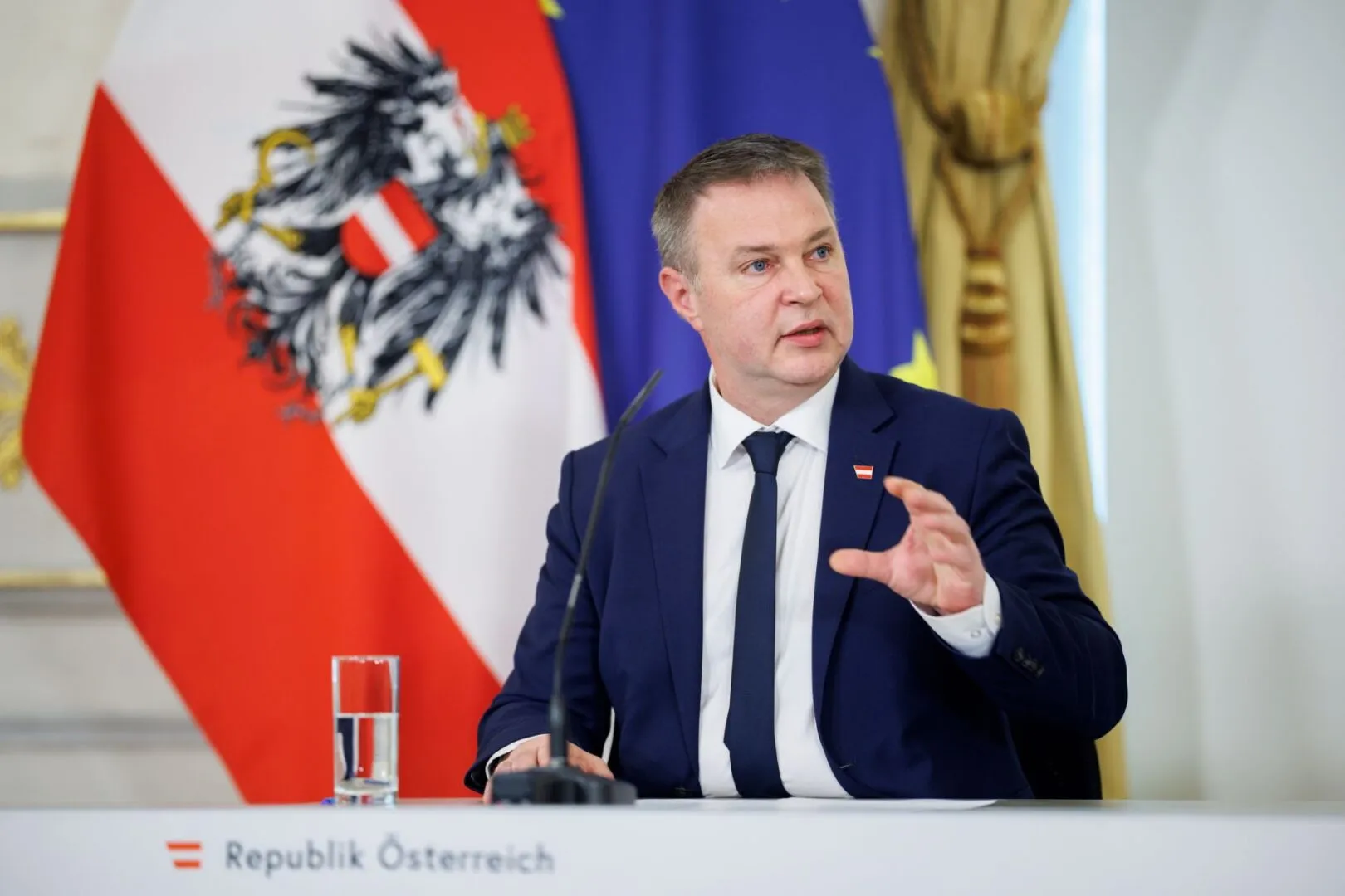 Babler abgeschlagen, Kunasek unschlagbar: Das Polit-Barometer straft ...